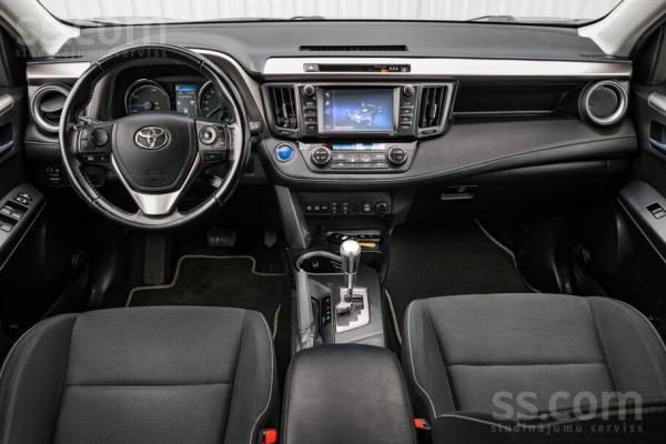 Grey Toyota RAV4 2016 in Ogre, with an engine capacity of 2.50 L and mileage of 168 thousand km for 15900 €, photo 9 on AUTOMOTO.COM.LV