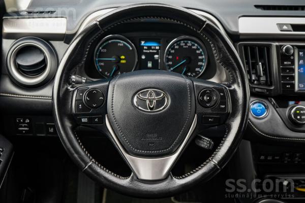 Grey Toyota RAV4 2016 in Ogre, with an engine capacity of 2.50 L and mileage of 168 thousand km for 15900 €, photo 10 on AUTOMOTO.COM.LV