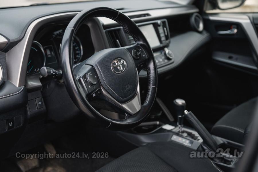Grey Toyota RAV4 2016 in Tallinn, with an engine capacity of 2.50 L and mileage of 274 thousand km for 11999 €, photo 11 on AUTOMOTO.COM.LV