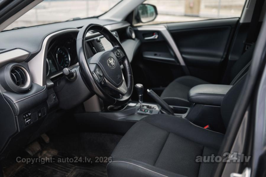 Grey Toyota RAV4 2016 in Tallinn, with an engine capacity of 2.50 L and mileage of 274 thousand km for 11999 €, photo 12 on AUTOMOTO.COM.LV