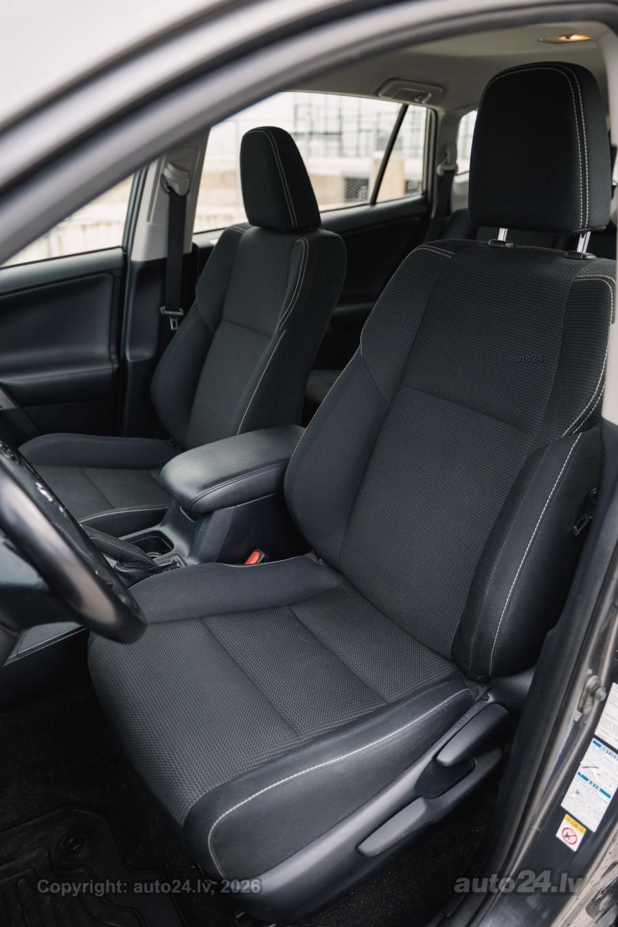 Grey Toyota RAV4 2016 in Tallinn, with an engine capacity of 2.50 L and mileage of 274 thousand km for 11999 €, photo 13 on AUTOMOTO.COM.LV