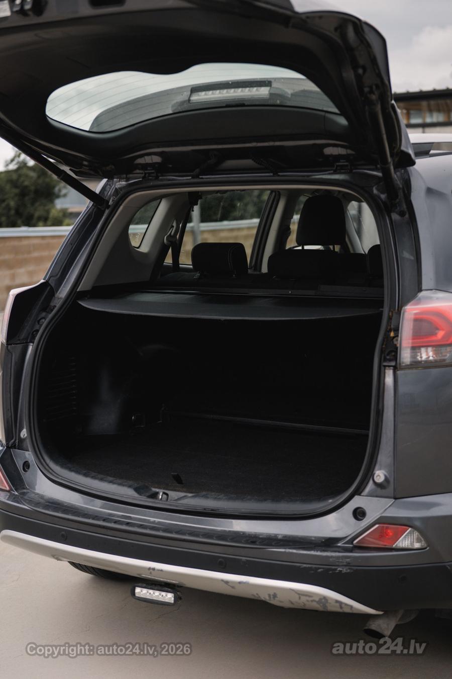 Grey Toyota RAV4 2016 in Tallinn, with an engine capacity of 2.50 L and mileage of 274 thousand km for 11999 €, photo 17 on AUTOMOTO.COM.LV