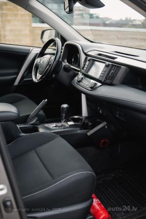 Grey Toyota RAV4 2016 in Tallinn, with an engine capacity of 2.50 L and mileage of 274 thousand km for 11999 €, photo 18 on AUTOMOTO.COM.LV