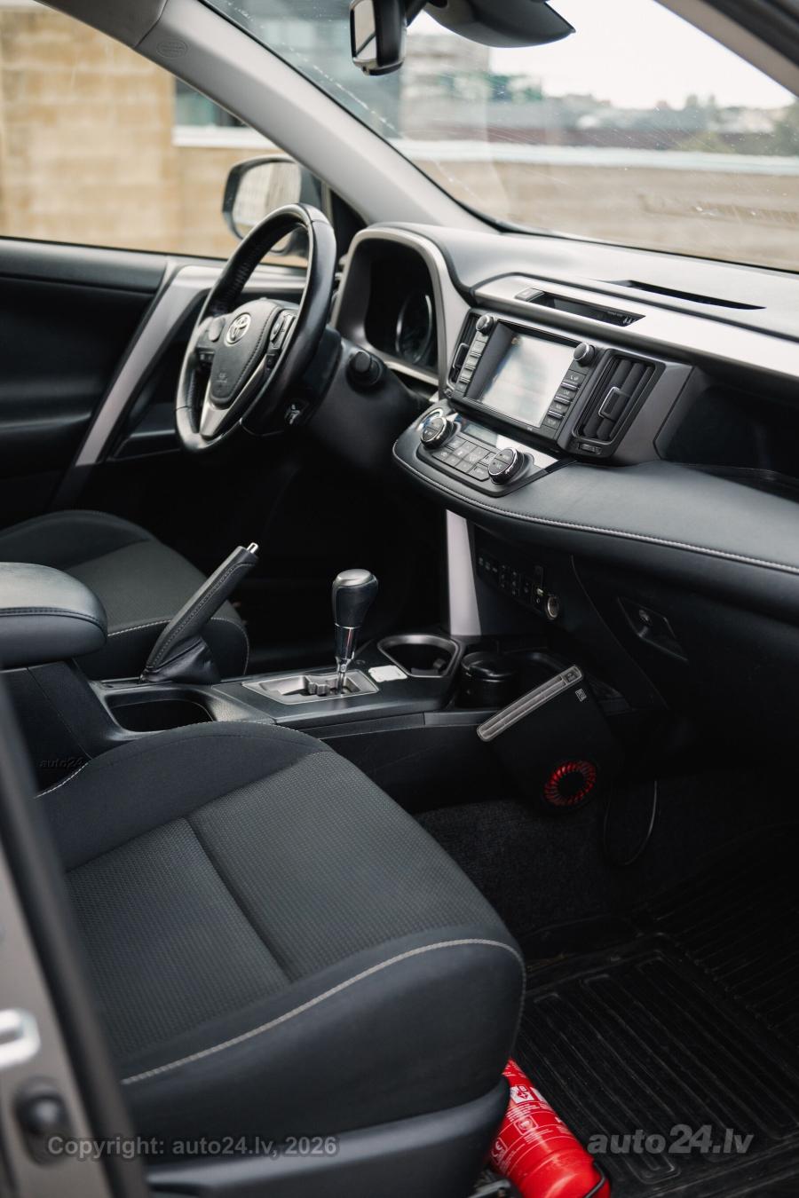 Grey Toyota RAV4 2016 in Tallinn, with an engine capacity of 2.50 L and mileage of 274 thousand km for 11999 €, photo 18 on AUTOMOTO.COM.LV