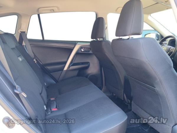 Grey Toyota RAV4 2017 in Tallinn, with an engine capacity of 2.49 L and mileage of 185 thousand km for 16495 €, photo 7 on AUTOMOTO.COM.LV