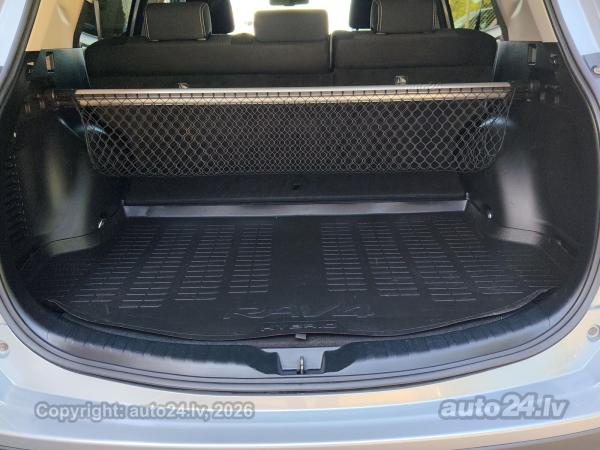 Grey Toyota RAV4 2017 in Tallinn, with an engine capacity of 2.49 L and mileage of 185 thousand km for 16495 €, photo 10 on AUTOMOTO.COM.LV
