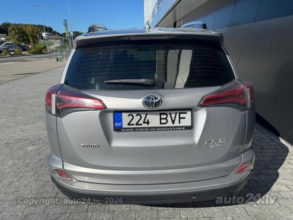 Grey Toyota RAV4 2017 in Tallinn, with an engine capacity of 2.00 L and mileage of 174 thousand km for 13995 €, photo 5 on AUTOMOTO.COM.LV