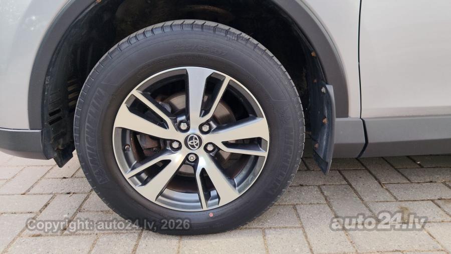 Pelēks Toyota RAV4 2018 Tallina, ar dzinēja tilpumu 1.99 L un nobraukumu 101 tūkst. km par 18895 €, foto 16 vietnē AUTOMOTO.COM.LV
