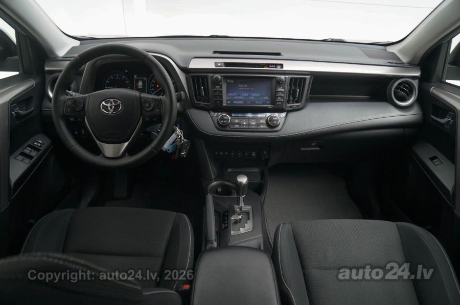 Pelēks Toyota RAV4 2018 Tallina, ar dzinēja tilpumu 2.00 L un nobraukumu 123 tūkst. km par 18390 €, foto 9 vietnē AUTOMOTO.COM.LV