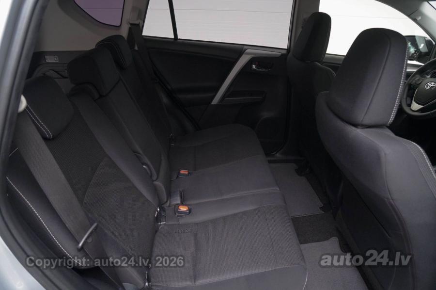 Pelēks Toyota RAV4 2018 Tallina, ar dzinēja tilpumu 2.00 L un nobraukumu 123 tūkst. km par 18390 €, foto 13 vietnē AUTOMOTO.COM.LV
