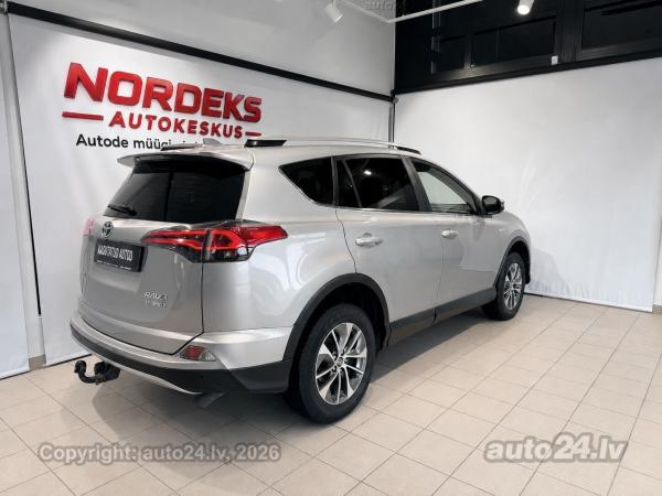 Toyota RAV4 2018 in Tallinn on AUTOMOTO.COM.LV Grey Toyota RAV4 2018 in Tallinn, with an engine capacity of 2.50 L and mileage of 93 thousand km for 19290 €, photo 3 on AUTOMOTO.COM.LV