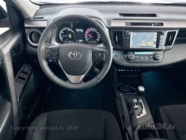 Toyota RAV4 2018 in Tallinn on AUTOMOTO.COM.LV Grey Toyota RAV4 2018 in Tallinn, with an engine capacity of 2.50 L and mileage of 93 thousand km for 19290 €, photo 9 on AUTOMOTO.COM.LV