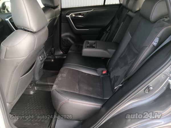 Grey Toyota RAV4 2019 in Tallinn, with an engine capacity of 2.00 L and mileage of 155 thousand km for 21990 €, photo 8 on AUTOMOTO.COM.LV