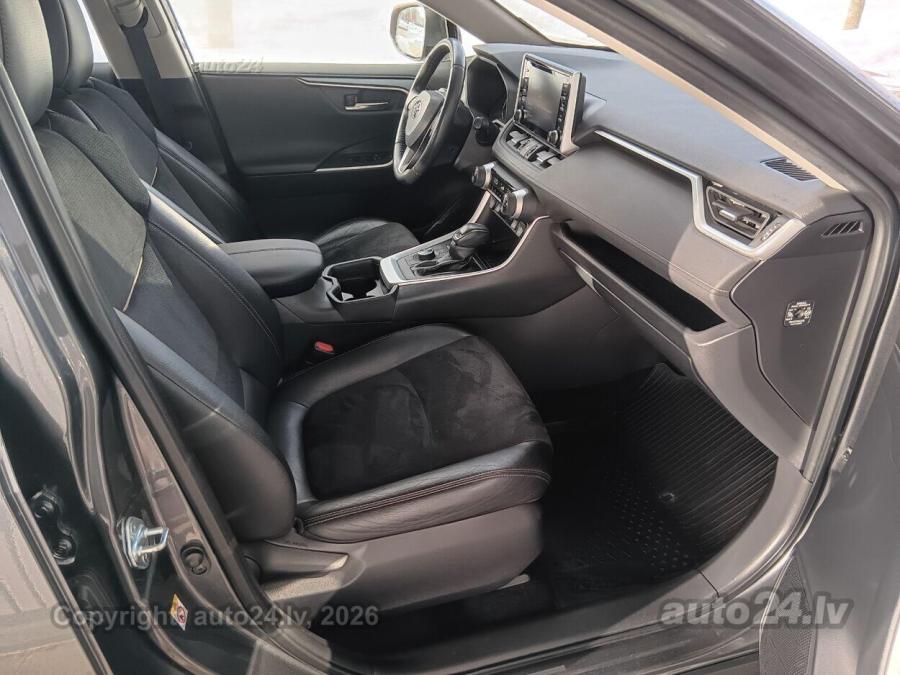 Grey Toyota RAV4 2019 in Tallinn, with an engine capacity of 2.00 L and mileage of 155 thousand km for 21990 €, photo 9 on AUTOMOTO.COM.LV