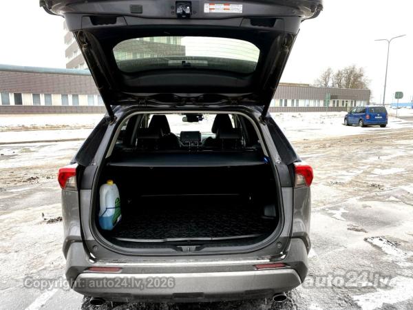 Grey Toyota RAV4 2019 in Tallinn, with an engine capacity of 2.50 L and mileage of 162 thousand km for 25000 €, photo 5 on AUTOMOTO.COM.LV