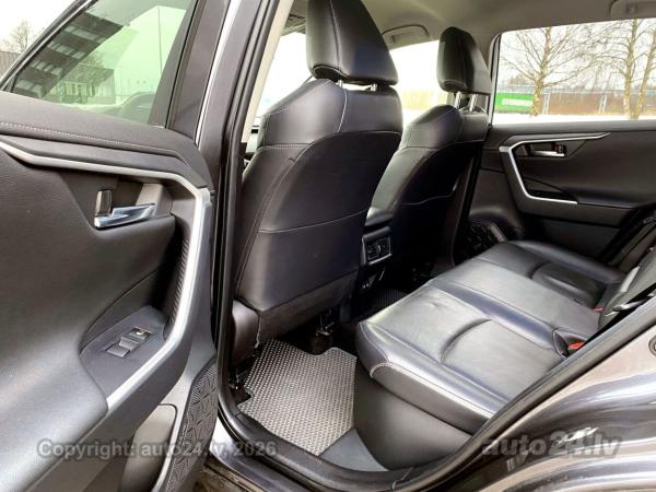 Grey Toyota RAV4 2019 in Tallinn, with an engine capacity of 2.50 L and mileage of 162 thousand km for 25000 €, photo 8 on AUTOMOTO.COM.LV