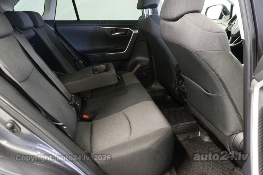 Grey Toyota RAV4 2019 in Tallinn, with an engine capacity of 1.99 L and mileage of 124 thousand km for 21700 €, photo 7 on AUTOMOTO.COM.LV