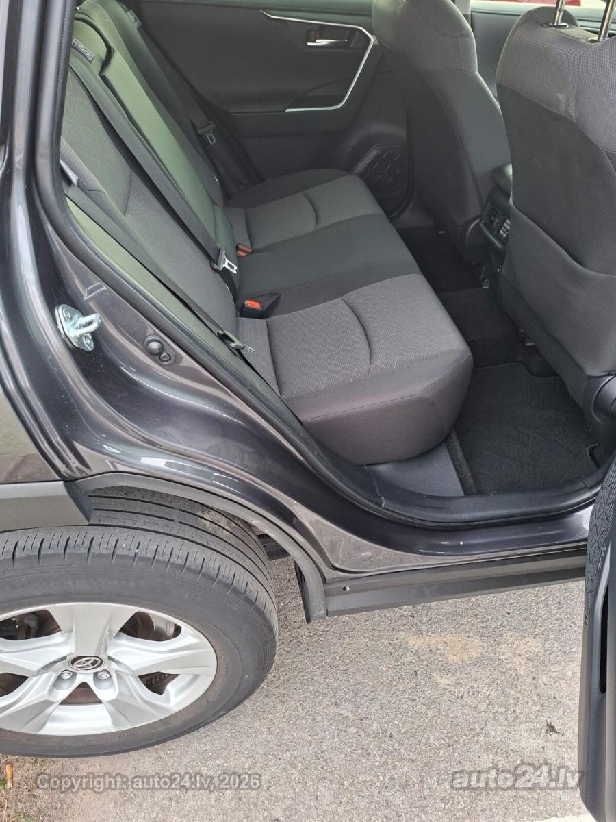 Grey Toyota RAV4 2019 in Tallinn, with an engine capacity of 2.00 L and mileage of 135 thousand km for 19500 €, photo 8 on AUTOMOTO.COM.LV