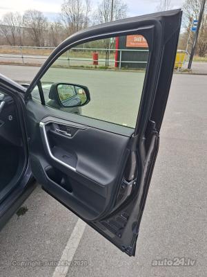 Grey Toyota RAV4 2019 in Tallinn, with an engine capacity of 2.00 L and mileage of 135 thousand km for 19500 €, photo 11 on AUTOMOTO.COM.LV