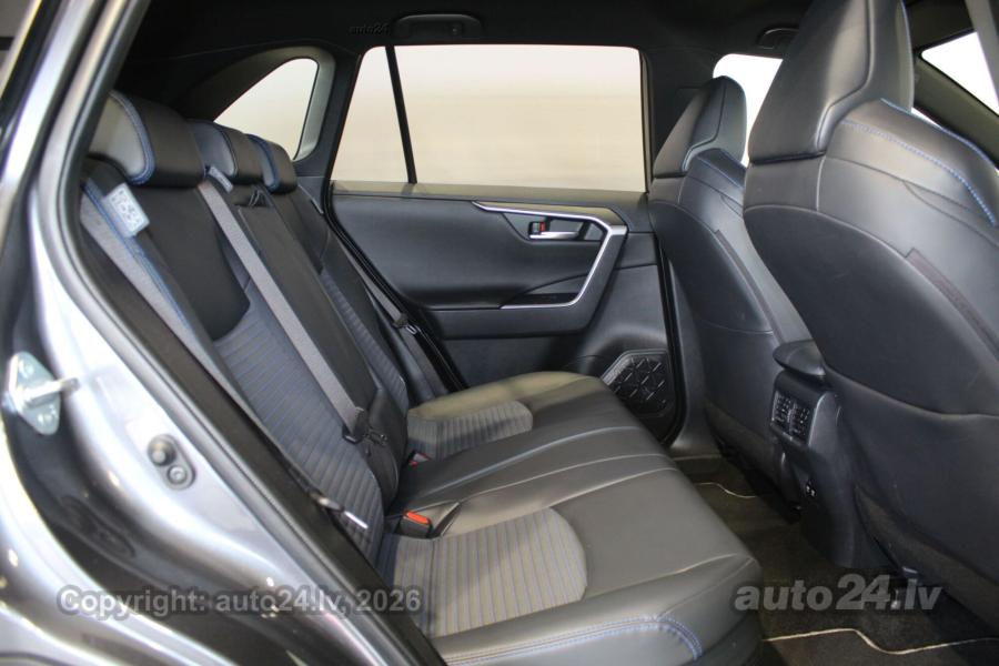 Grey Toyota RAV4 2019 in Tallinn, with an engine capacity of 2.50 L and mileage of 153 thousand km for 25490 €, photo 8 on AUTOMOTO.COM.LV