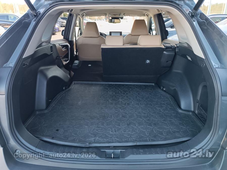 Pelēks Toyota RAV4 2019 Tallina, ar dzinēja tilpumu 2.50 L un nobraukumu 121 tūkst. km par 26990 €, foto 11 vietnē AUTOMOTO.COM.LV