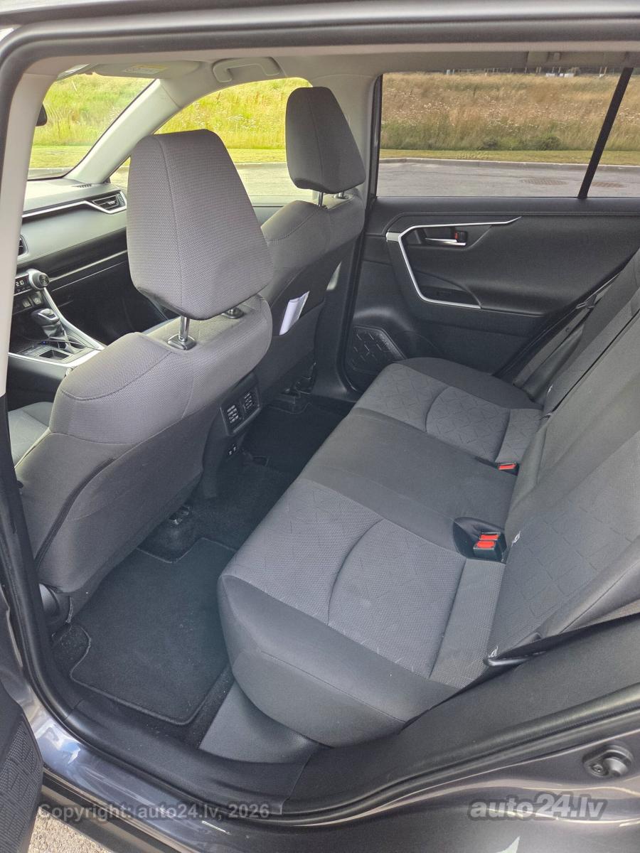 Grey Toyota RAV4 2019 in Tallinn, with an engine capacity of 2.00 L and mileage of 138 thousand km for 20500 €, photo 9 on AUTOMOTO.COM.LV