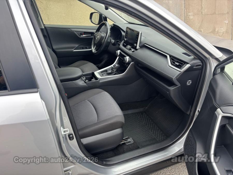 Pelēks Toyota RAV4 2020 Tallina, ar dzinēja tilpumu 2.00 L un nobraukumu 100 tūkst. km par 22300 €, foto 5 vietnē AUTOMOTO.COM.LV