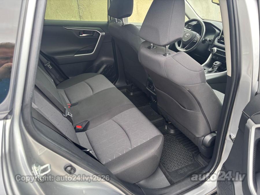 Pelēks Toyota RAV4 2020 Tallina, ar dzinēja tilpumu 2.00 L un nobraukumu 100 tūkst. km par 22300 €, foto 6 vietnē AUTOMOTO.COM.LV