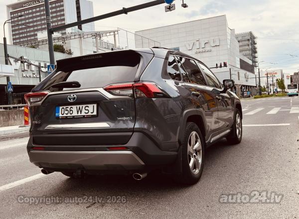 Pelēks Toyota RAV4 2020 Tallina, ar dzinēja tilpumu 2.50 L un nobraukumu 75 tūkst. km par 31000 €, foto 4 vietnē AUTOMOTO.COM.LV