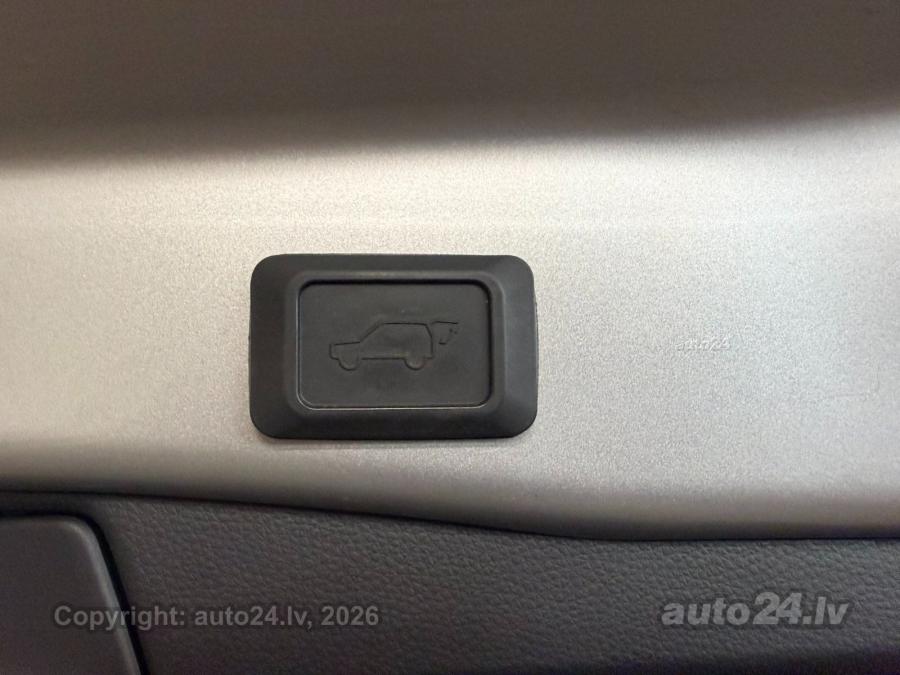 Grey Toyota RAV4 2020 in Tallinn, with an engine capacity of 2.50 L and mileage of 128 thousand km for 24995 €, photo 7 on AUTOMOTO.COM.LV