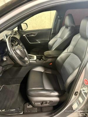 Grey Toyota RAV4 2020 in Tallinn, with an engine capacity of 2.50 L and mileage of 128 thousand km for 24995 €, photo 15 on AUTOMOTO.COM.LV