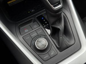 Pelēks Toyota RAV4 2020 Pērnava, ar dzinēja tilpumu 2.00 L un nobraukumu 107 tūkst. km par 25400 €, foto 16 vietnē AUTOMOTO.COM.LV
