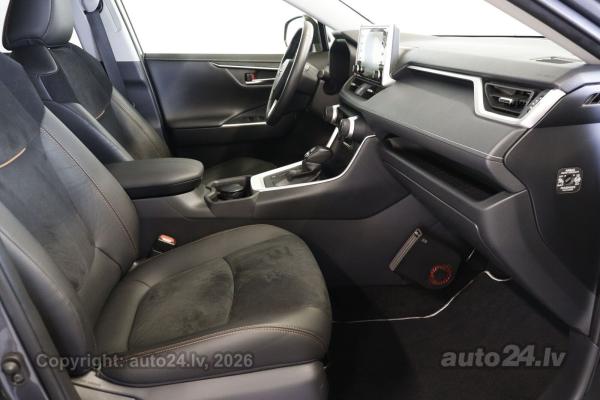 Grey Toyota RAV4 2020 in Tallinn, with an engine capacity of 2.49 L and mileage of 56 thousand km for 27900 €, photo 7 on AUTOMOTO.COM.LV