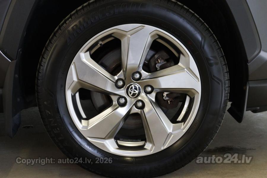 Grey Toyota RAV4 2020 in Tallinn, with an engine capacity of 2.49 L and mileage of 56 thousand km for 27900 €, photo 16 on AUTOMOTO.COM.LV