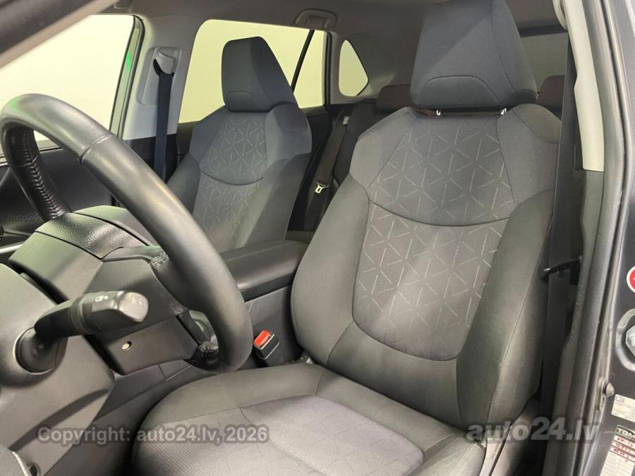 Grey Toyota RAV4 2021 in Tallinn, with an engine capacity of 1.99 L and mileage of 130 thousand km for 20490 €, photo 7 on AUTOMOTO.COM.LV