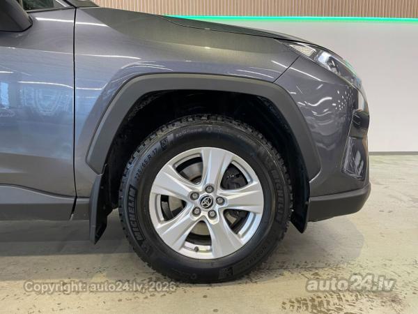 Pelēks Toyota RAV4 2021 Tallina, ar dzinēja tilpumu 1.99 L un nobraukumu 130 tūkst. km par 20490 €, foto 5 vietnē AUTOMOTO.COM.LV