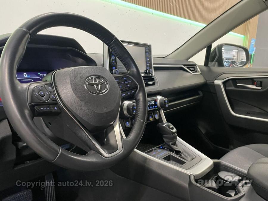 Grey Toyota RAV4 2021 in Tallinn, with an engine capacity of 1.99 L and mileage of 130 thousand km for 20490 €, photo 12 on AUTOMOTO.COM.LV