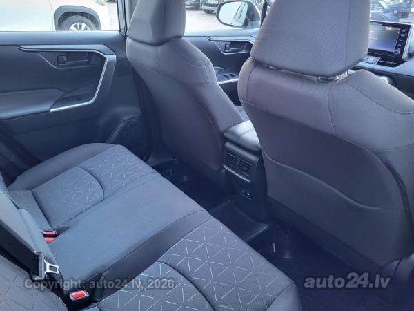 Grey Toyota RAV4 2021 in Tallinn, with an engine capacity of 2.49 L and mileage of 59 thousand km for 27995 €, photo 7 on AUTOMOTO.COM.LV