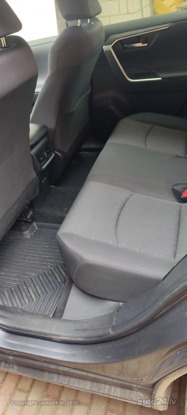 Pelēks Toyota RAV4 2021 Rakvere, ar dzinēja tilpumu 2.00 L un nobraukumu 131 tūkst. km par 24400 €, foto 9 vietnē AUTOMOTO.COM.LV