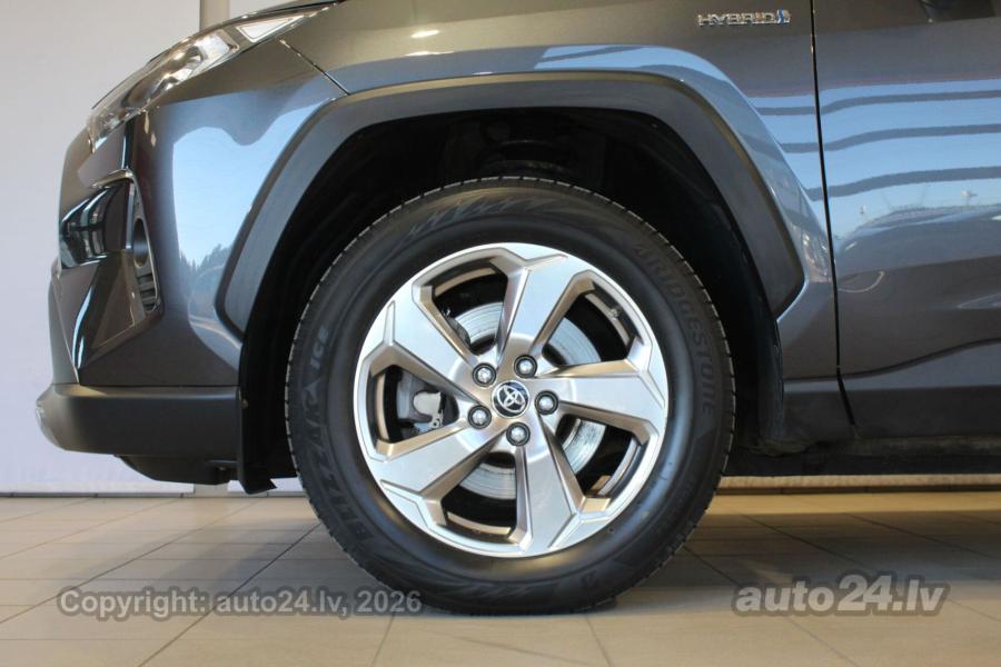 Pelēks Toyota RAV4 2021 Tallina, ar dzinēja tilpumu 2.50 L un nobraukumu 68 tūkst. km par 29990 €, foto 16 vietnē AUTOMOTO.COM.LV