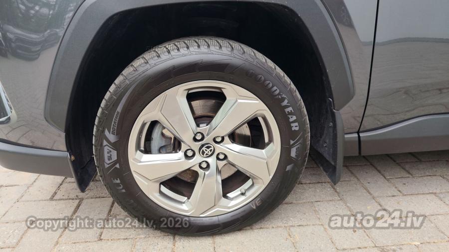 Grey Toyota RAV4 2021 in Tallinn, with an engine capacity of 2.49 L and mileage of 61 thousand km for 30995 €, photo 17 on AUTOMOTO.COM.LV