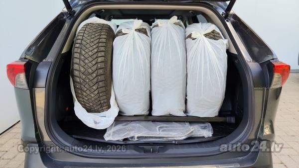 Grey Toyota RAV4 2021 in Tallinn, with an engine capacity of 2.49 L and mileage of 84 thousand km for 34495 €, photo 10 on AUTOMOTO.COM.LV