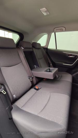 Grey Toyota RAV4 2021 in Tallinn, with an engine capacity of 1.99 L and mileage of 64 thousand km for 23995 €, photo 8 on AUTOMOTO.COM.LV
