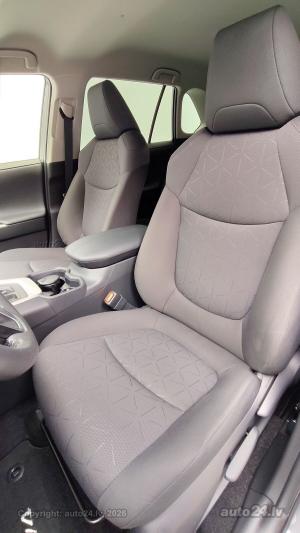 Grey Toyota RAV4 2021 in Tallinn, with an engine capacity of 1.99 L and mileage of 64 thousand km for 23995 €, photo 12 on AUTOMOTO.COM.LV
