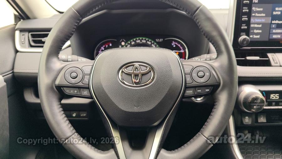 Grey Toyota RAV4 2021 in Tallinn, with an engine capacity of 1.99 L and mileage of 64 thousand km for 23995 €, photo 13 on AUTOMOTO.COM.LV