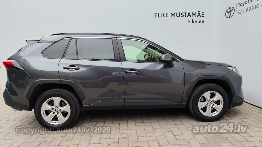 Grey Toyota RAV4 2021 in Tallinn, with an engine capacity of 1.99 L and mileage of 64 thousand km for 23995 €, photo 17 on AUTOMOTO.COM.LV