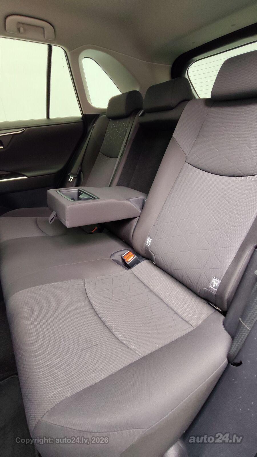 Grey Toyota RAV4 2021 in Tallinn, with an engine capacity of 1.99 L and mileage of 64 thousand km for 23995 €, photo 18 on AUTOMOTO.COM.LV