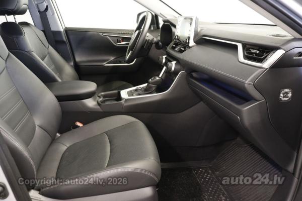 Grey Toyota RAV4 2021 in Tallinn, with an engine capacity of 1.99 L and mileage of 13 thousand km for 35000 €, photo 6 on AUTOMOTO.COM.LV