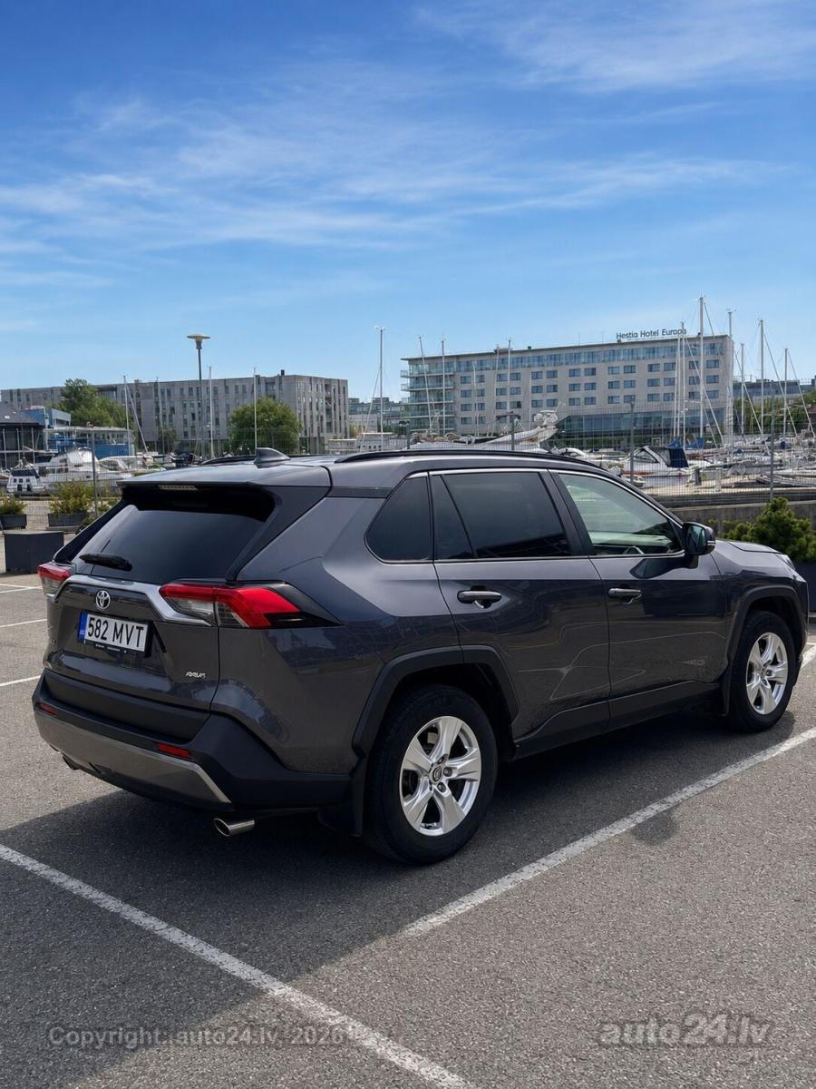 Pelēks Toyota RAV4 2021 Tallina, ar dzinēja tilpumu 2.00 L un nobraukumu 88 tūkst. km par 27900 €, foto 4 vietnē AUTOMOTO.COM.LV