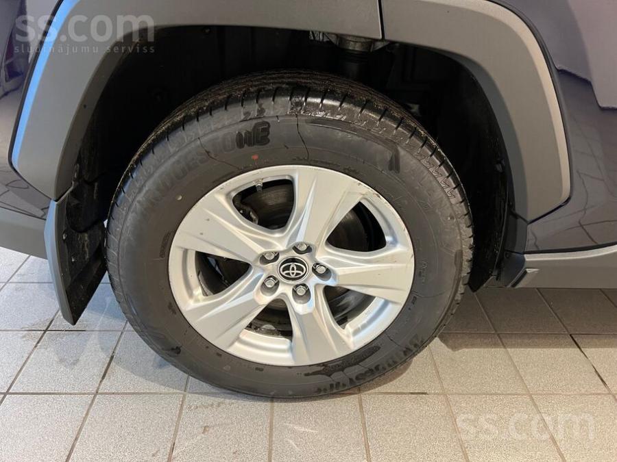 Pelēks Toyota RAV4 2021 Rīga, ar dzinēja tilpumu 2.00 L un nobraukumu 59 tūkst. km par 29900 €, foto 1 vietnē AUTOMOTO.COM.LV